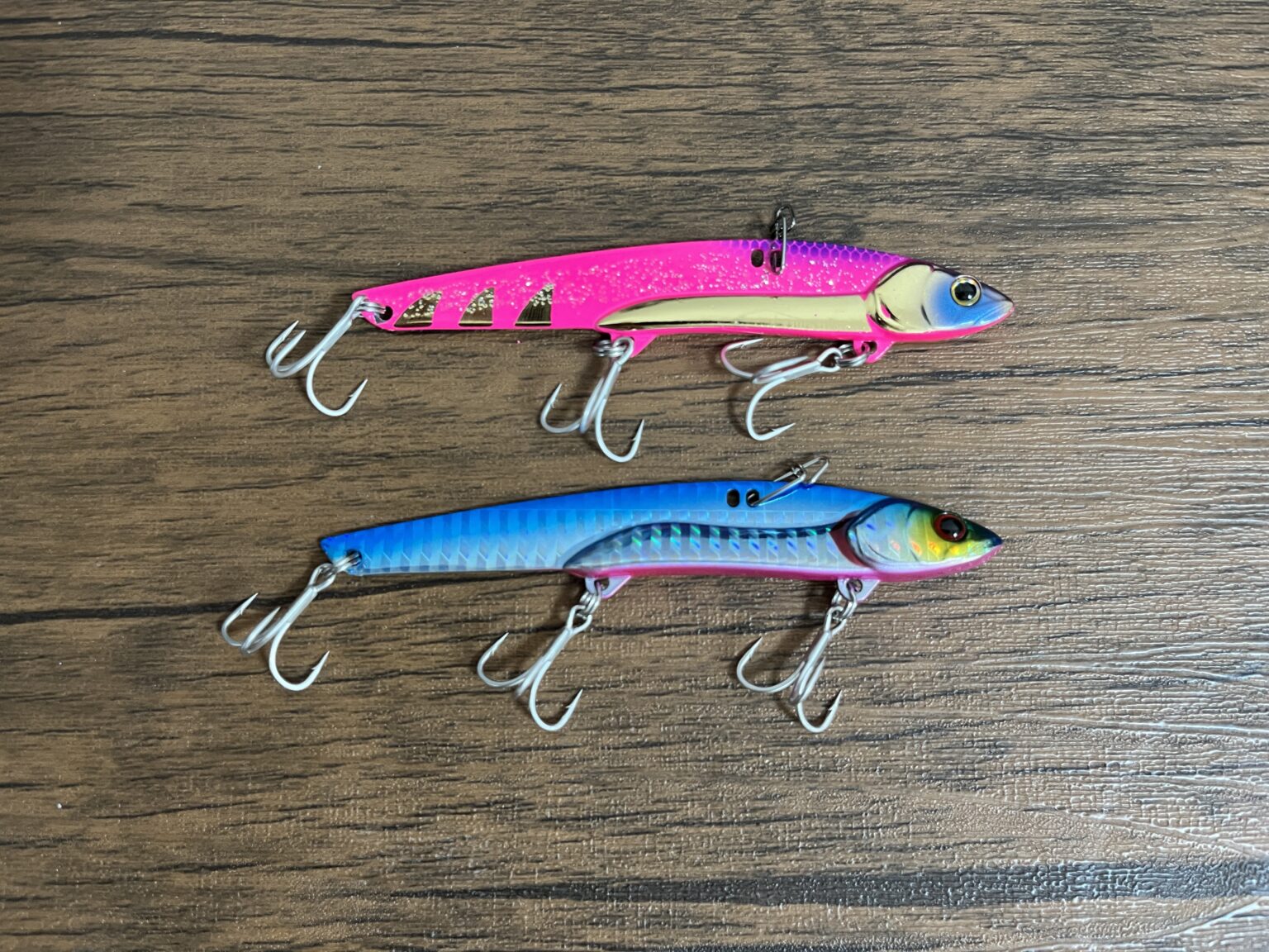 ジャッカル「ビッグバッカー107」のインプレ。巻くだけで青物・シーバスが釣れるメタルバイブ！ - LURE LABO（ルアらぼ）