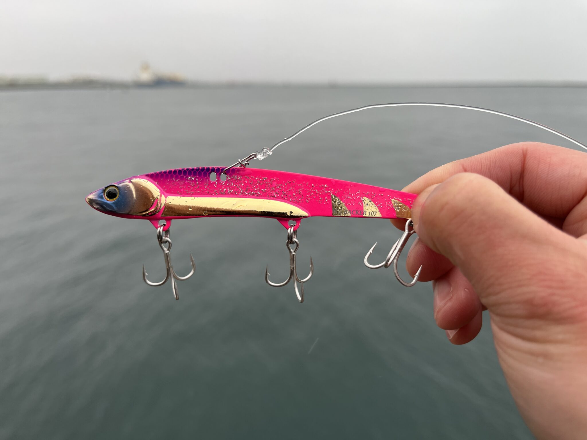 ジャッカル「ビッグバッカー107」のインプレ。巻くだけで青物・シーバスが釣れるメタルバイブ！ - LURE LABO（ルアらぼ）
